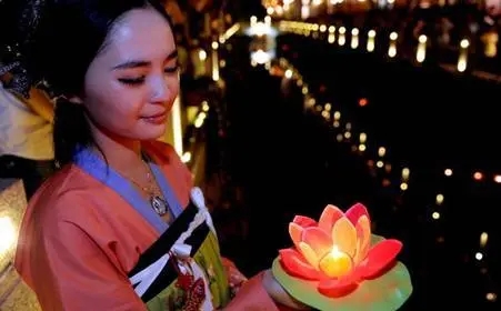 中秋习俗——玩花灯 - 阜阳公众网 - 阜阳广播电视台 - 阜阳权威新闻综合门户网站